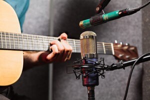 Mic Stuff: 7 Critical Tips on How to Mic an Acoustic Guitar - MXL Mics